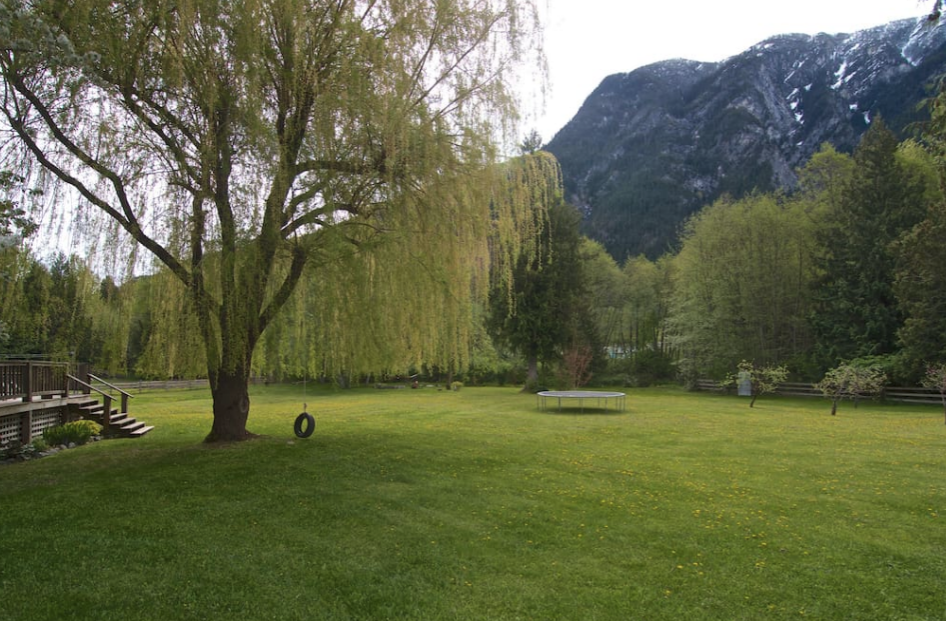 Cozy and Quiet Tiny Cottage on a Farm Surrounded by Mountains