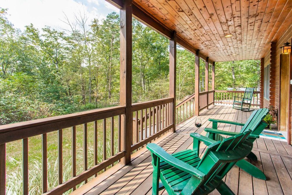 Blue Moon Log Cabin with Hot Tub and Walk to River In Virginia