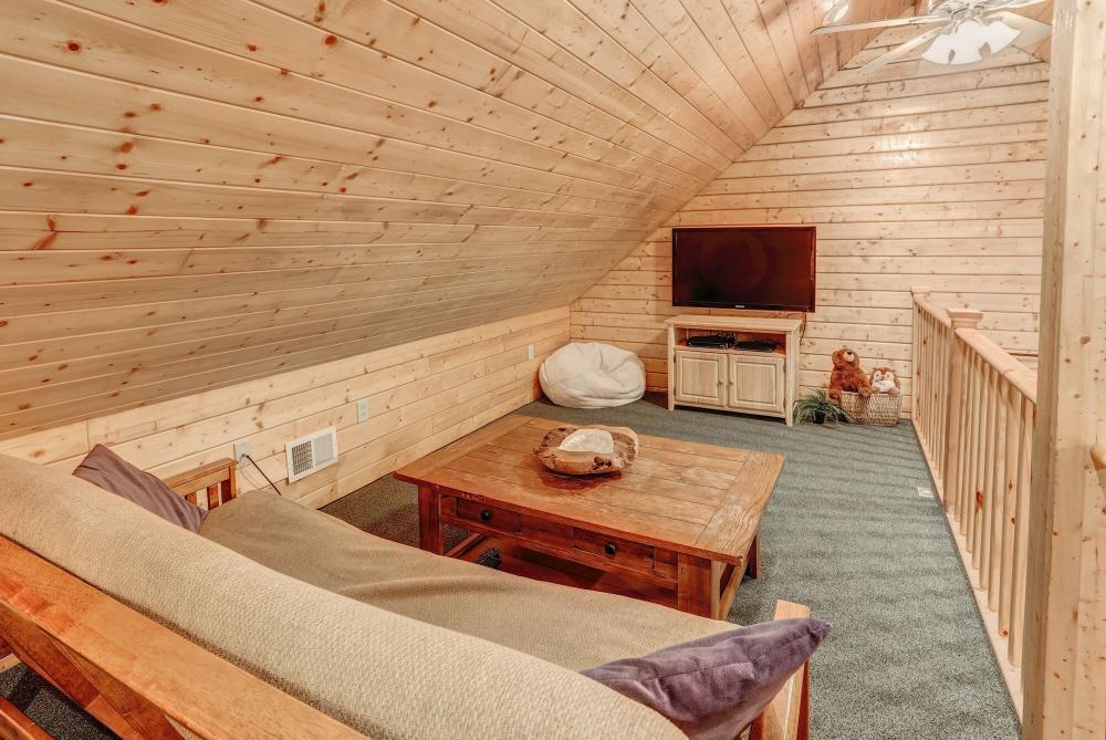 Blue Moon Log Cabin with Hot Tub and Walk to River In Virginia