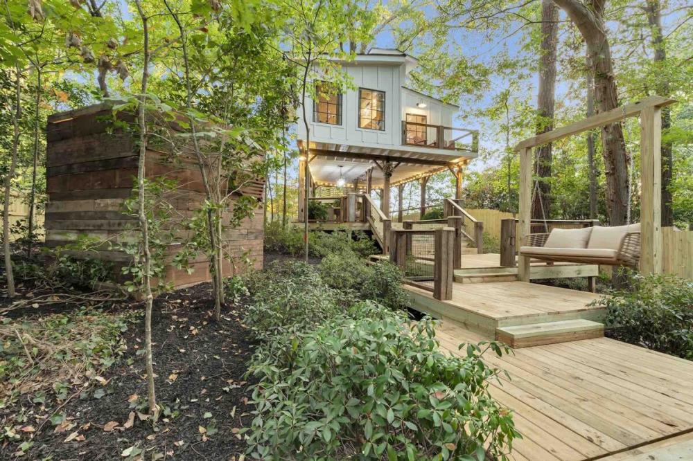 Charming Treehouse Sits in a 400 Yr Old Oak Tree in Georgia