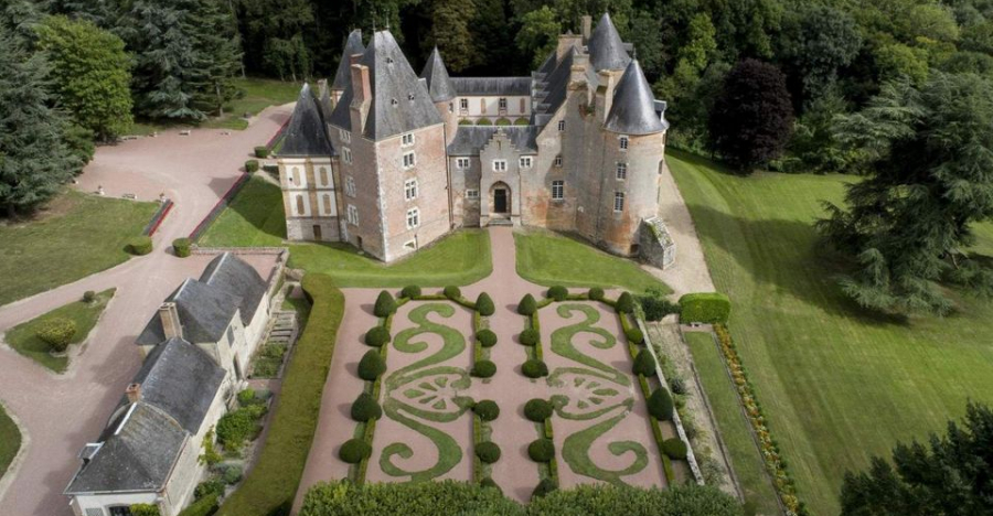 Stunning 3.95m Euro Century Castle For Sale In Aubigny-Sur-Nere, France