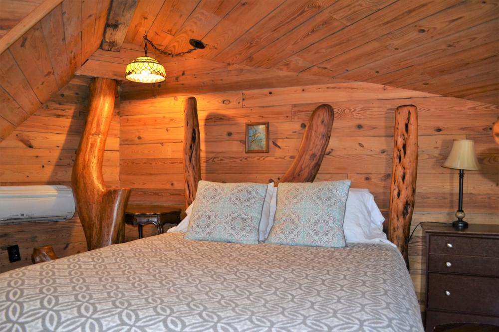 Cloud 9 Tree Haus Is a Unique 1 Bedroom Tree House