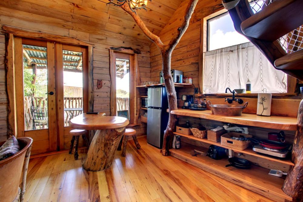 Cloud 9 Tree Haus Is a Unique 1 Bedroom Tree House