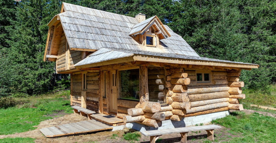 Everybody Wants to See The Inside of This Unique Log Home