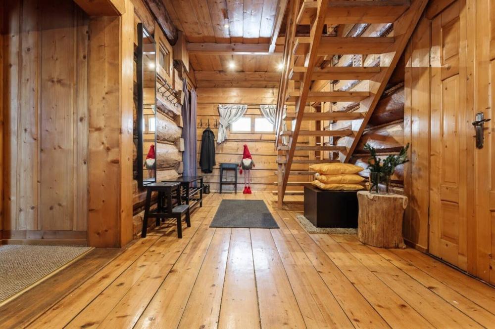 A Magnificent Historic Log House in a Perfect Location