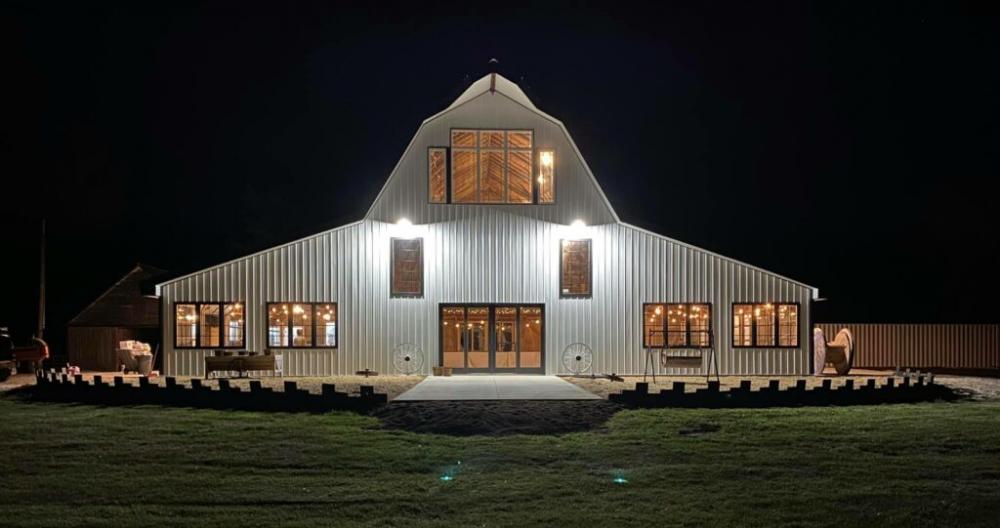 Check Out This Rustic 1920s Barn With Rustic Feel