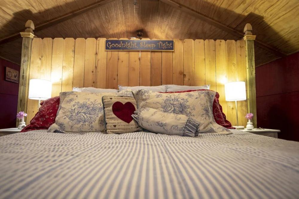 Barn Loft with King Size Bed and Balcony