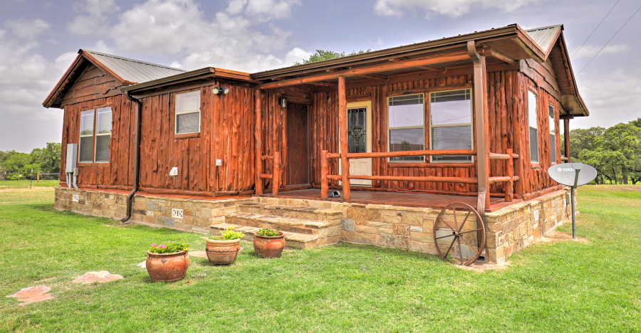 People Love This 2 Bedroom Cabin In Texas, USA