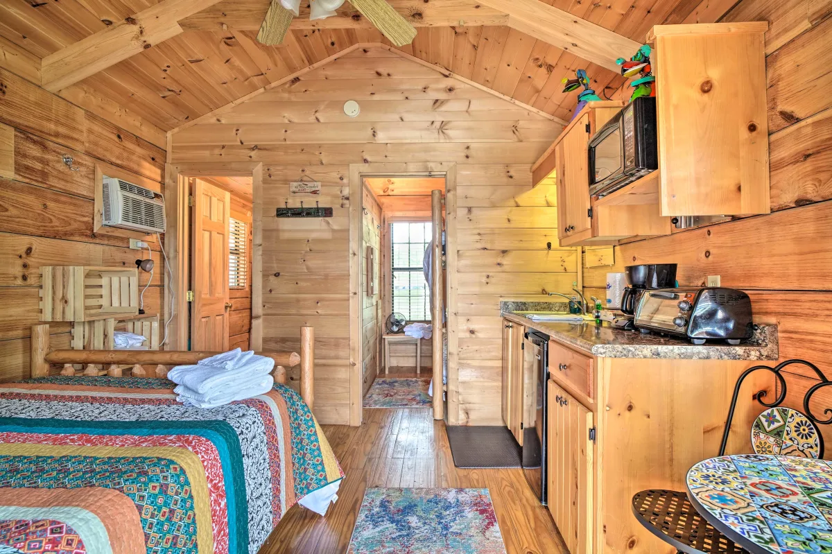 Quaint Cabin With Covered Porch on Douglas Lake
