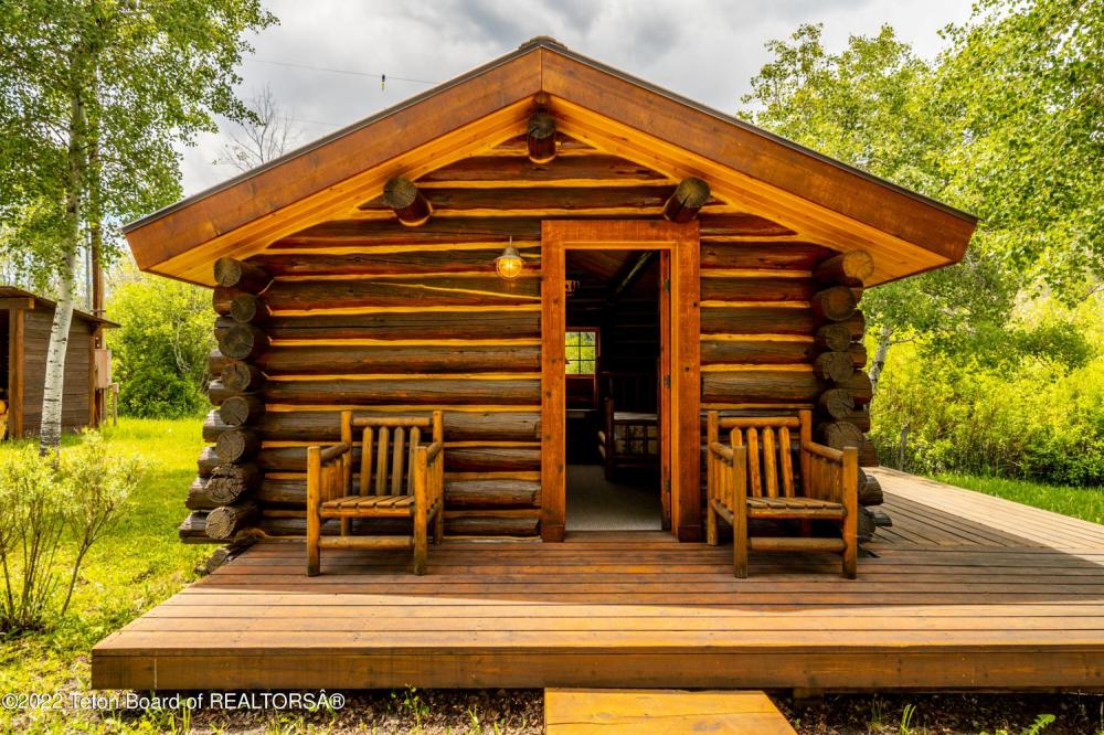 Stunning 684sqft Log Cabin With Large Bedroom