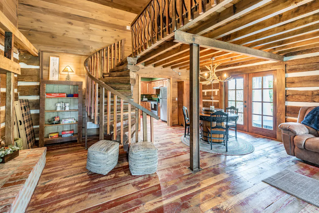 Rustic Remote Romantic Log Cabin Getaway with Hot tub!