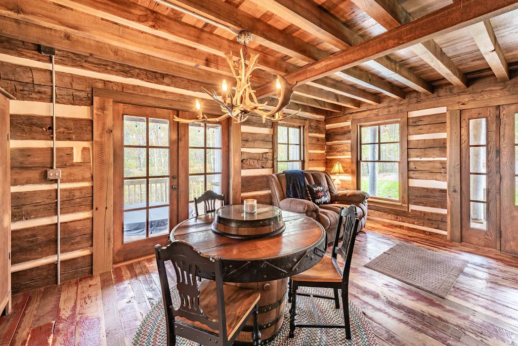 Rustic Remote Romantic Log Cabin Getaway with Hot tub!