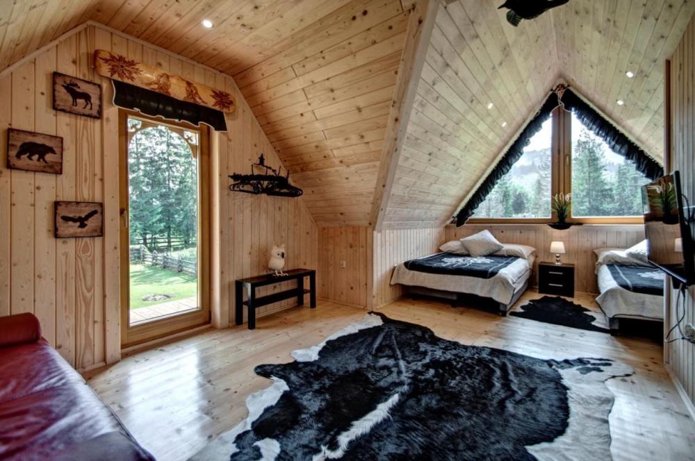 Take A Look Inside This Amazing 1 Bedroom Log Cabin