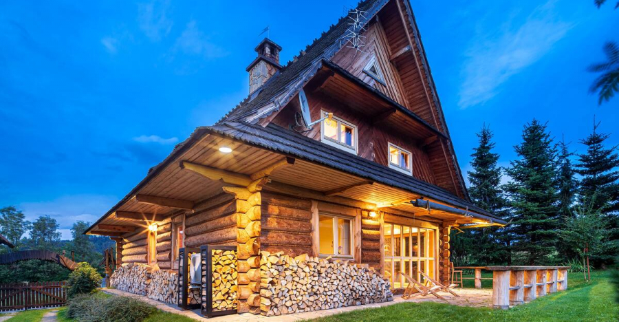 Looks Like a Tiny Log Cabin From the Outside, but Inside It's Quite ...