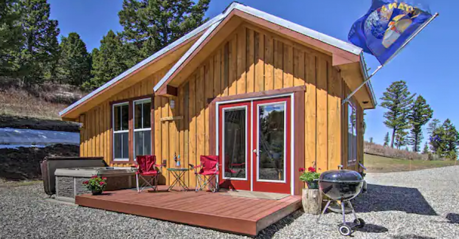 This Rustic 1-bed Cabin is Ideal for a Peaceful Trip in Montana