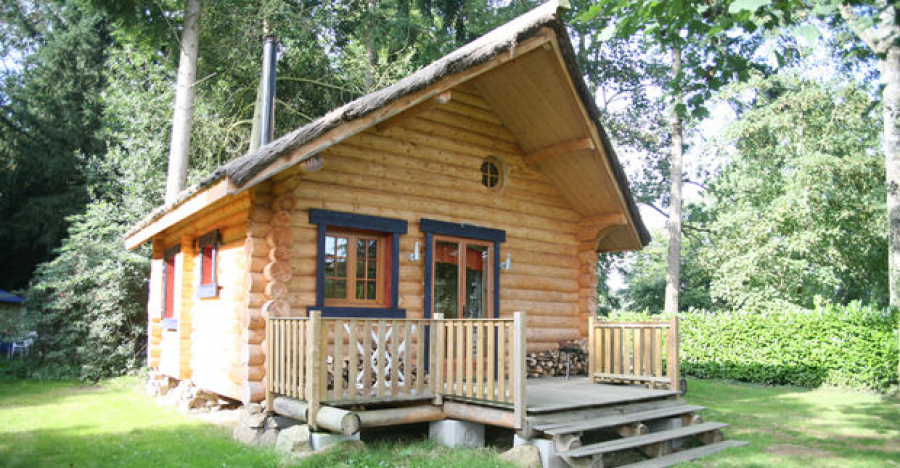 People Love This Little Log Cottage With Porch