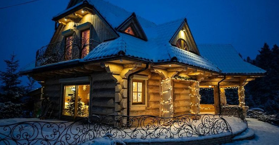 See the Beautiful Interior of This Charming Log Cabin
