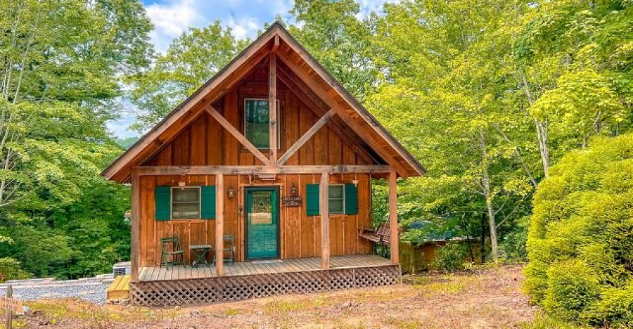 Wolf Den Cabin is a Cozy 1 Bedroom In The Buck Mountain